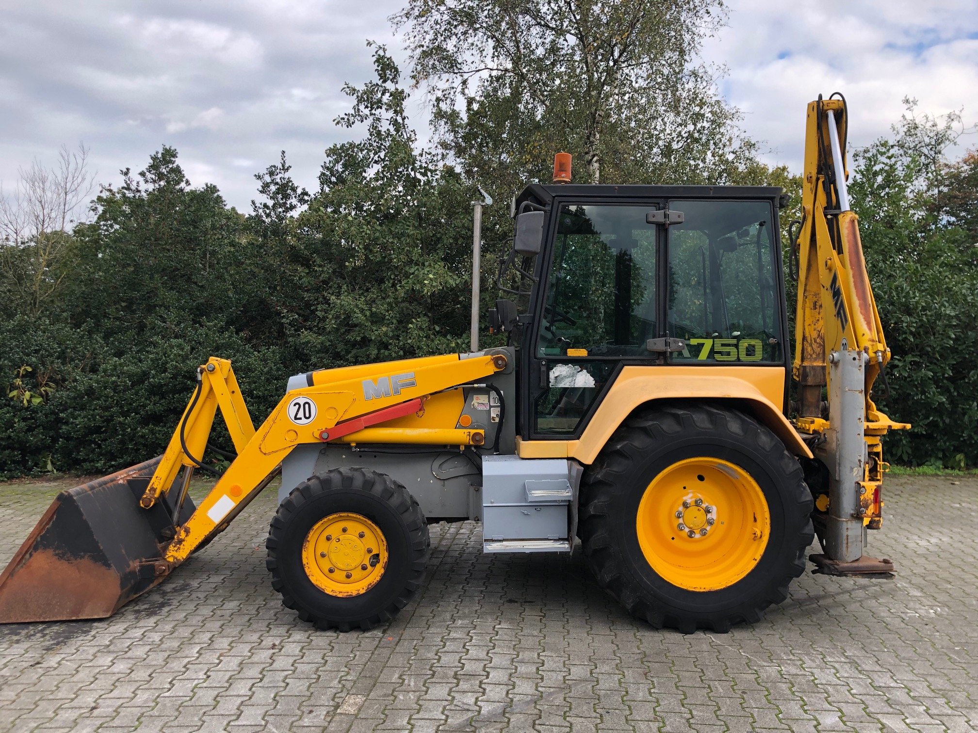 FERMEC MF750 BACKHOE LOADER
